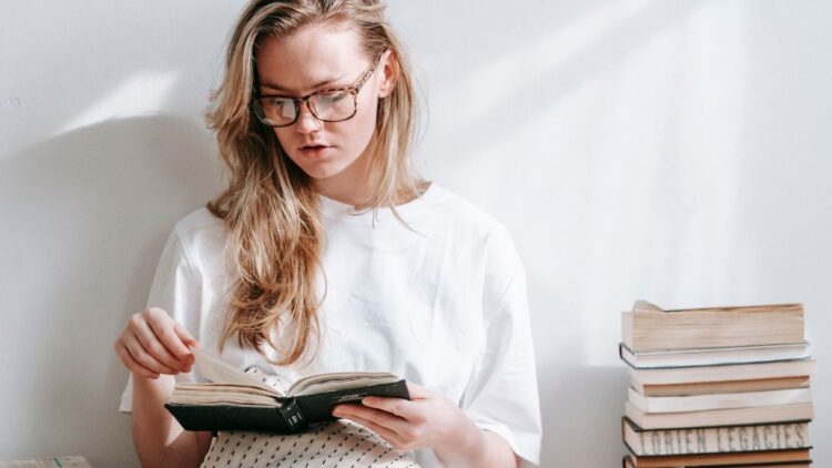 10 Ways To Minimize Distractions While Reading - GoBookMart