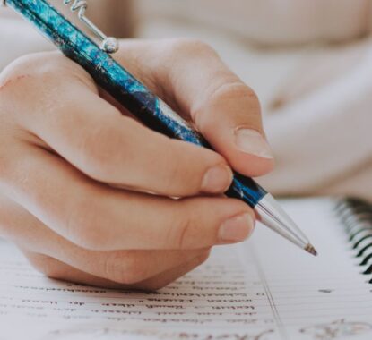 How to Develop a Reflective Writing Style? - GoBookMart