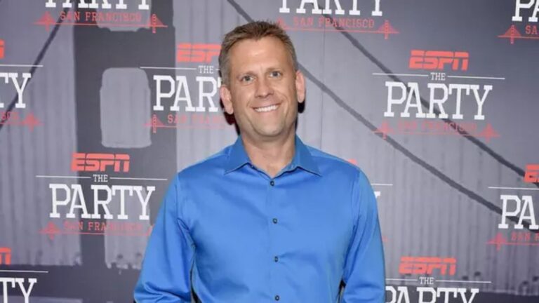 Difference Between CV and Resume - GoBookMart